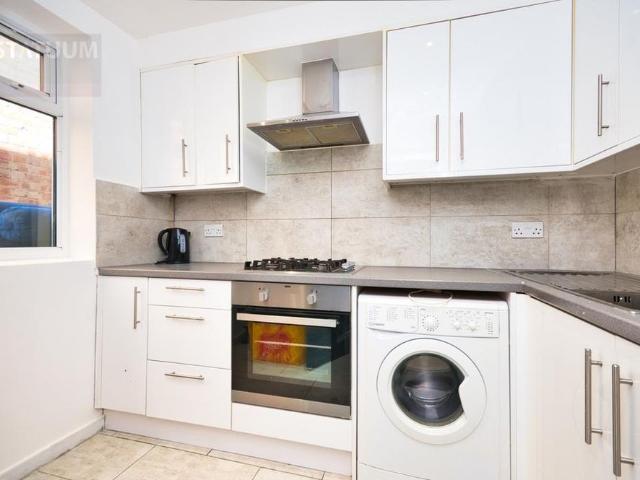 4 bedroom terraced house to rent