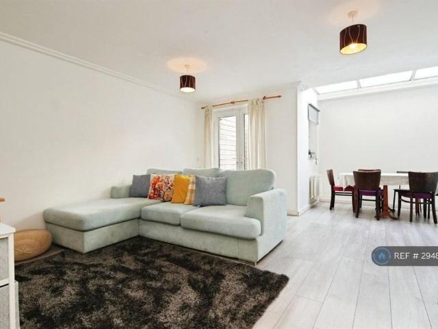 4 bedroom terraced house to rent