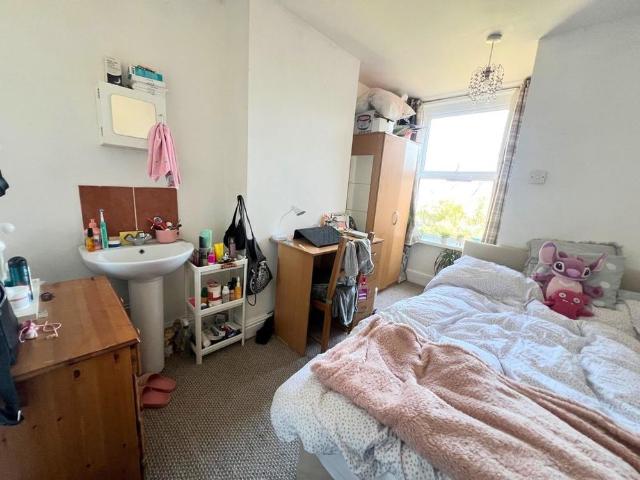 4 bedroom terraced house to rent