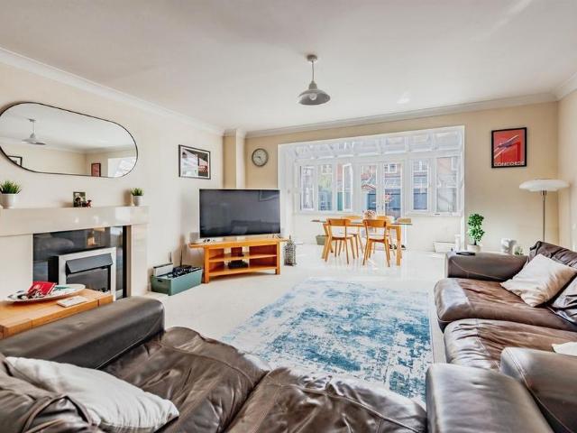 4 bedroom terraced house to rent