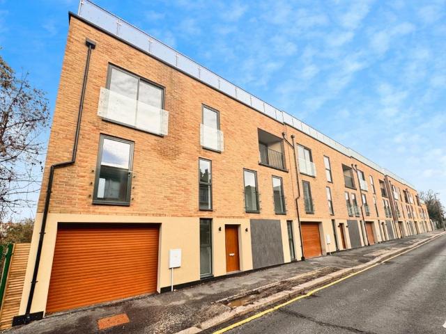 4 bedroom terraced house to rent