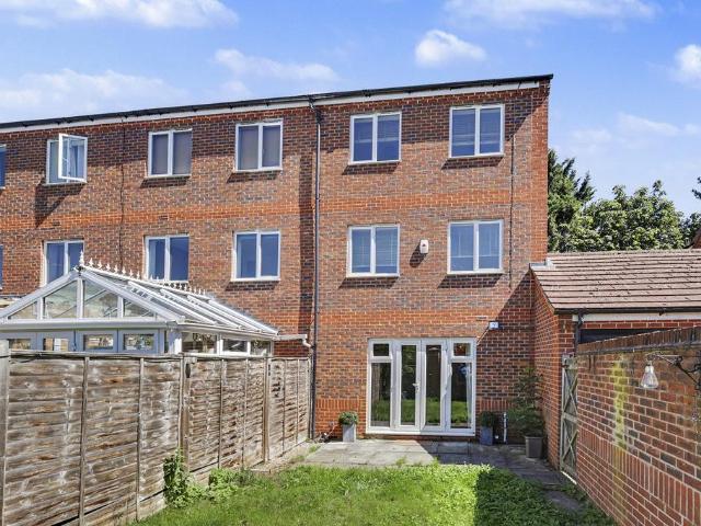 4 bedroom terraced house to rent