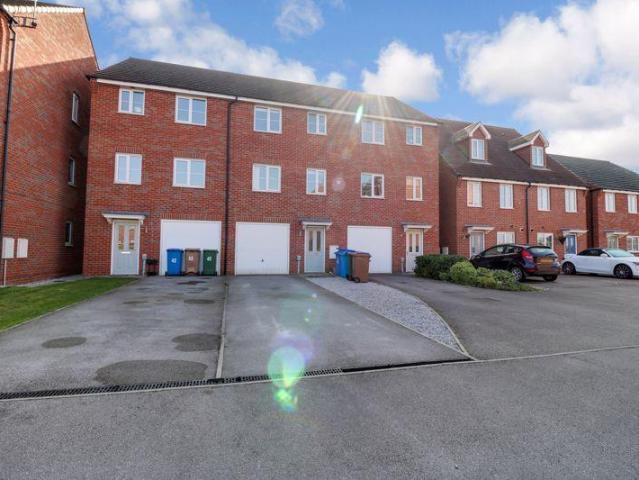4 bedroom terraced house to rent