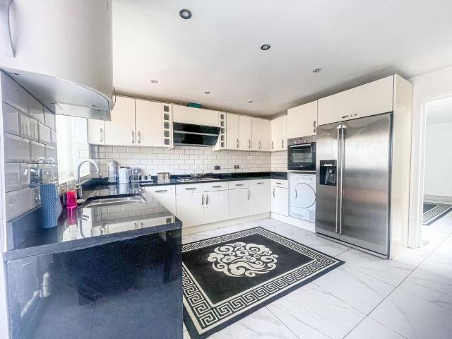4 bedroom terraced house to rent