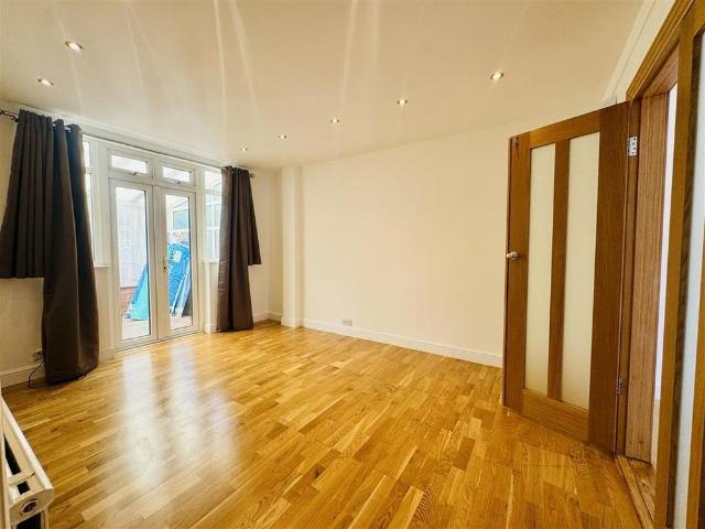 4 bedroom terraced house to rent