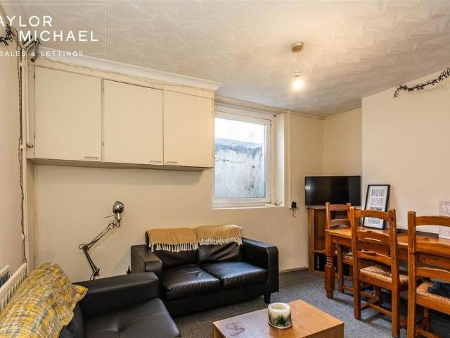 4 bedroom terraced house to rent