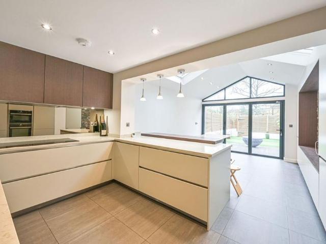 4 bedroom terraced house to rent