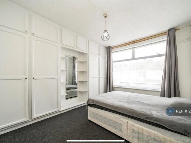 4 bedroom terraced house to rent