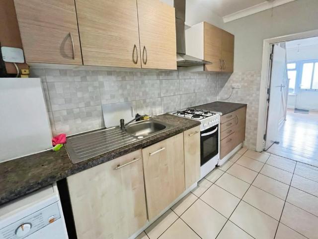 4 bedroom terraced house to rent