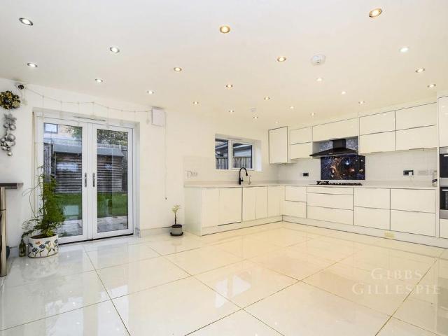 4 bedroom terraced house to rent