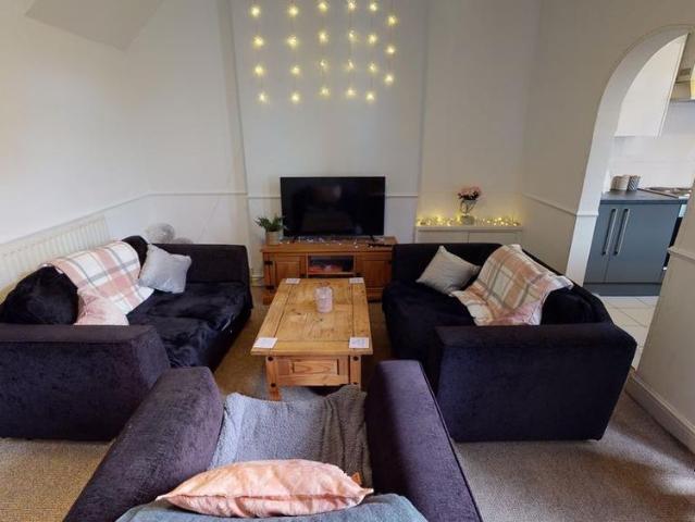 4 bedroom terraced house to rent