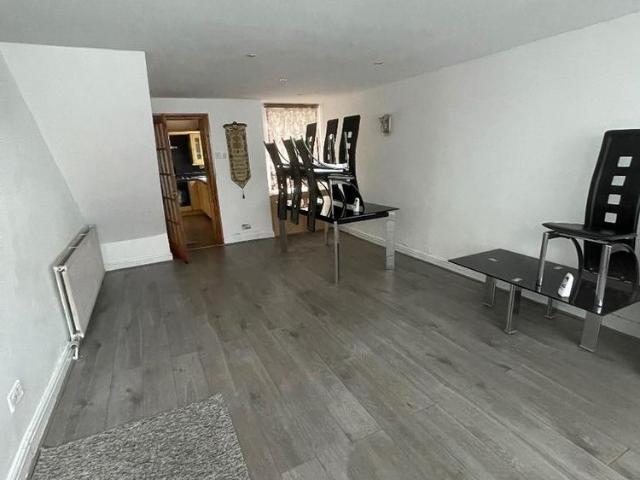 4 bedroom terraced house to rent