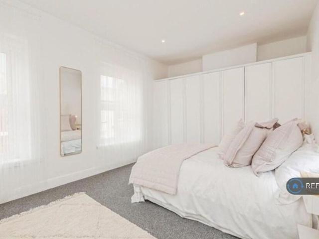 4 bedroom terraced house to rent