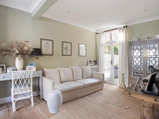 4 bedroom terraced house to rent