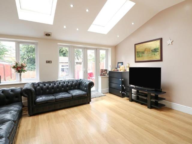 4 bedroom terraced house to rent
