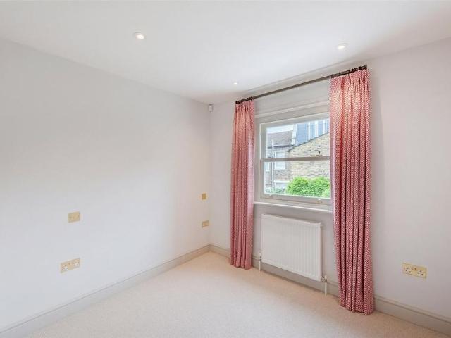 4 bedroom terraced house to rent