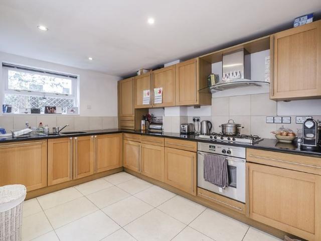 4 bedroom terraced house to rent