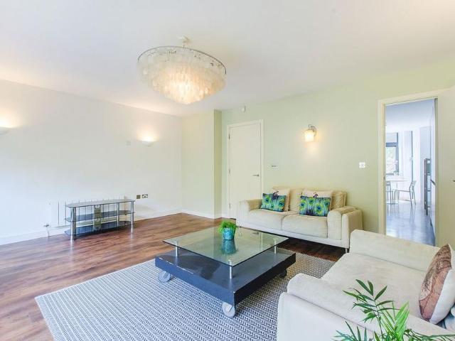 4 bedroom terraced house to rent