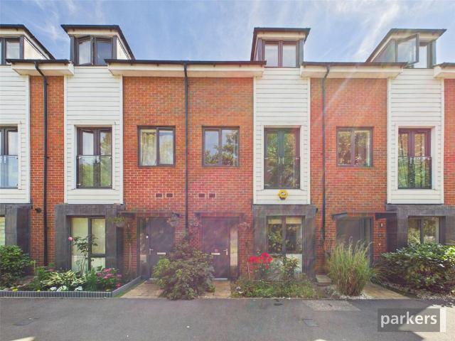 4 bedroom terraced house to rent
