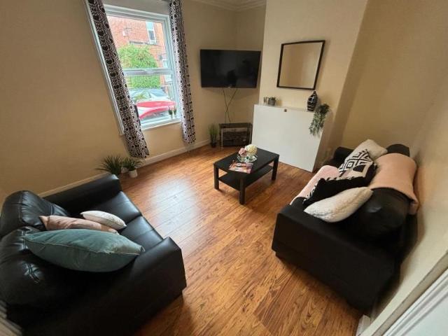 4 bedroom terraced house to rent