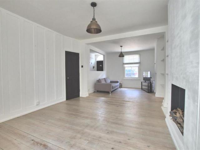 4 bedroom terraced house to rent