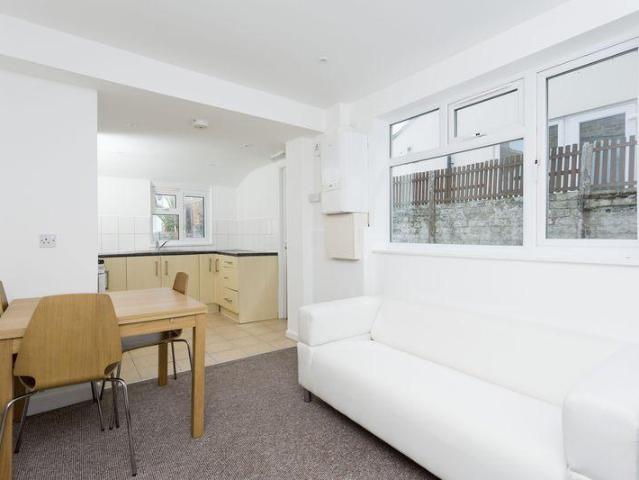 4 bedroom terraced house to rent