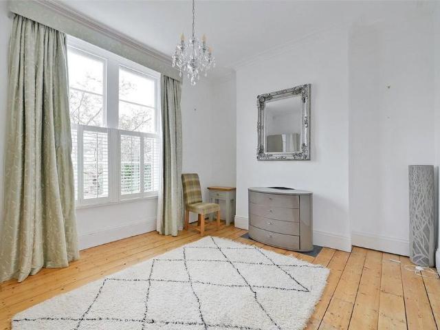 4 bedroom terraced house to rent