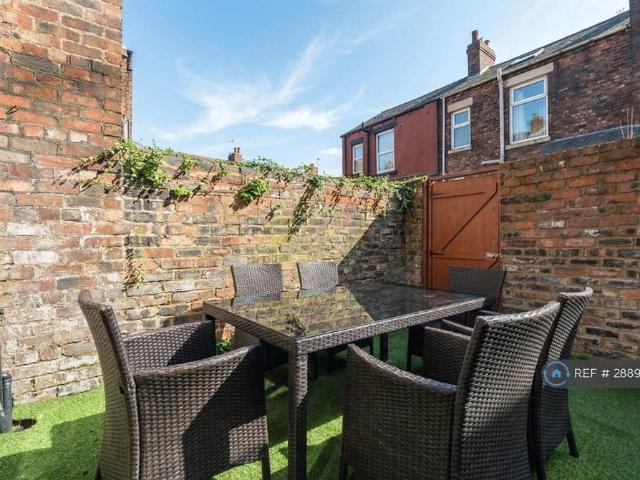 4 bedroom terraced house to rent