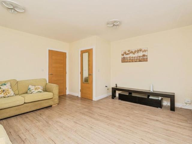 4 bedroom terraced house to rent