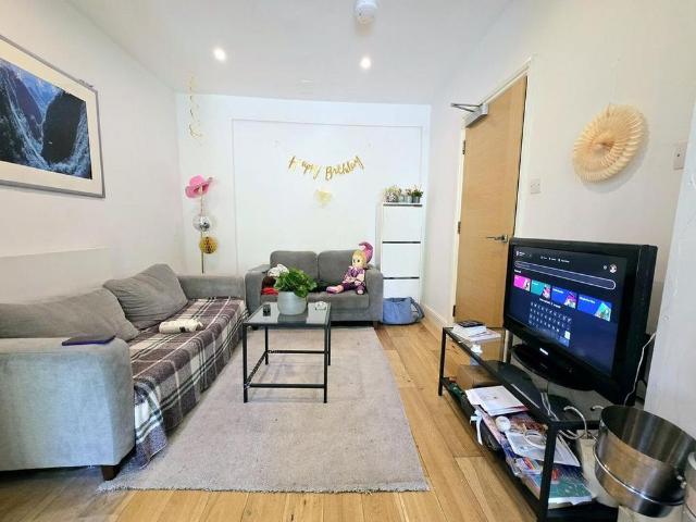4 bedroom terraced house to rent