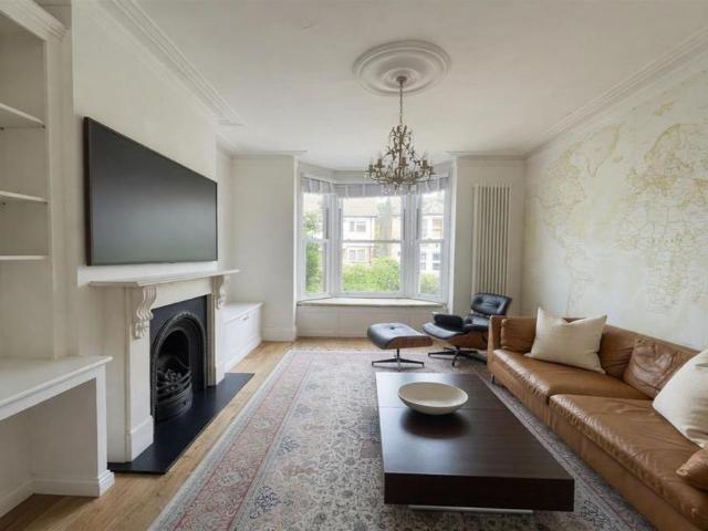 4 bedroom terraced house to rent