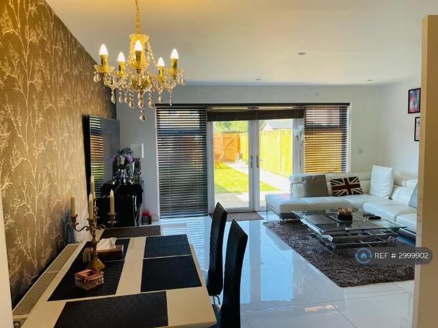 4 bedroom terraced house to rent
