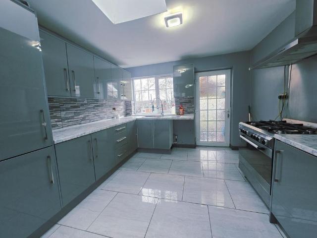 4 bedroom terraced house to rent