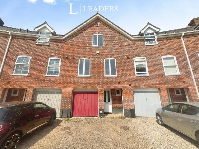 4 bedroom terraced house to rent