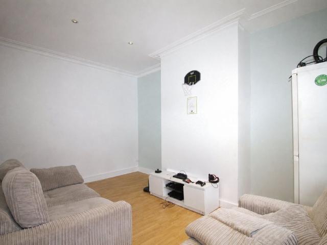 4 bedroom terraced house to rent