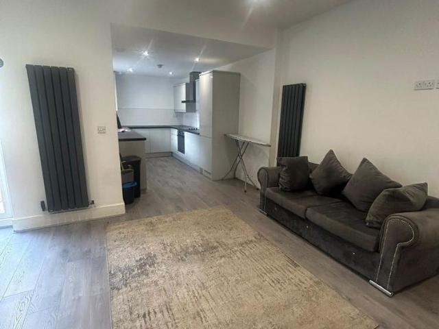 4 bedroom terraced house to rent