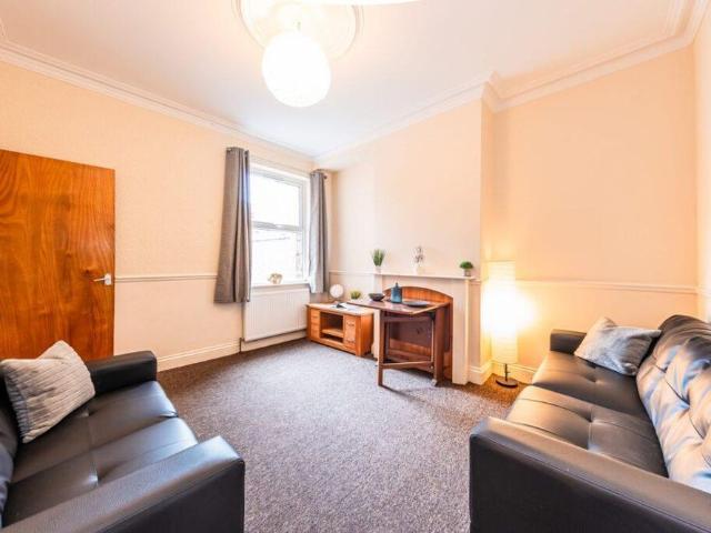 4 bedroom terraced house to rent