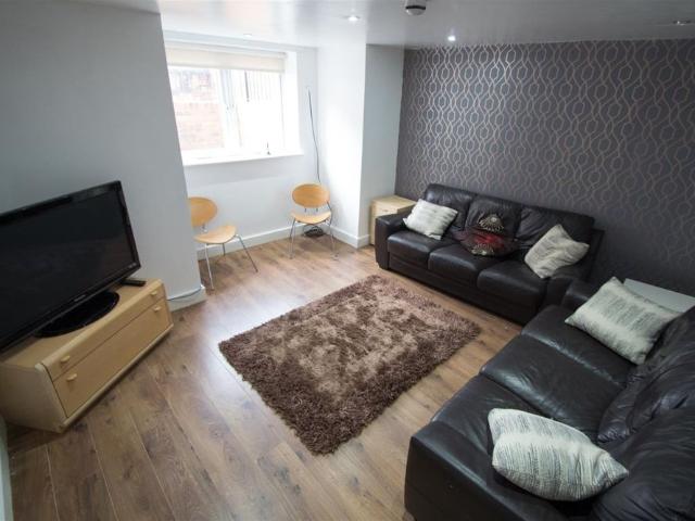 4 bedroom terraced house to rent