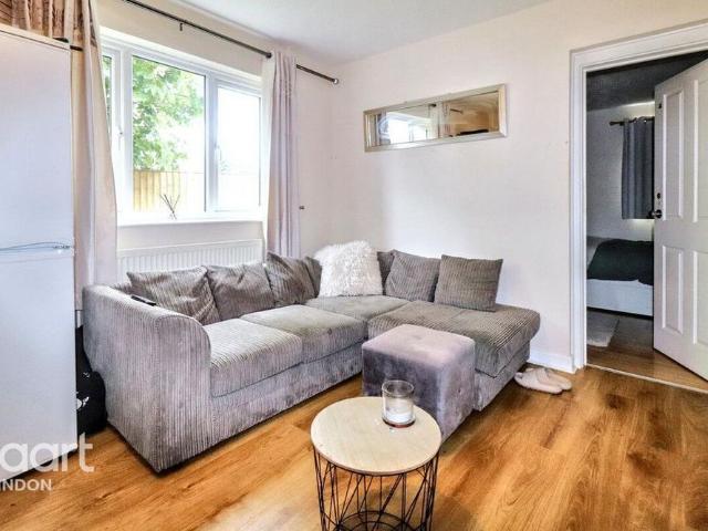 4 bedroom terraced house to rent