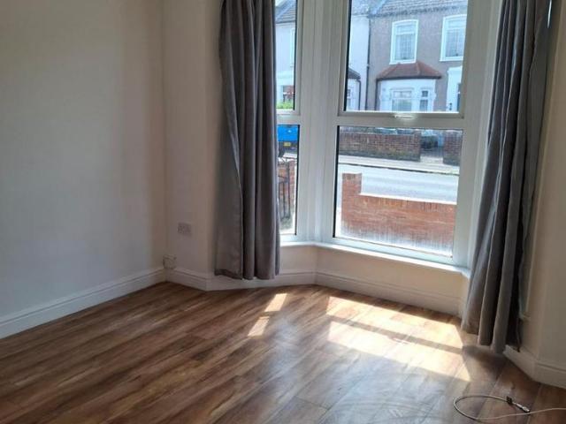 4 bedroom terraced house to rent