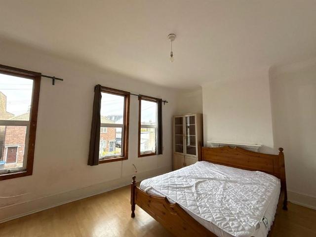 4 bedroom terraced house to rent
