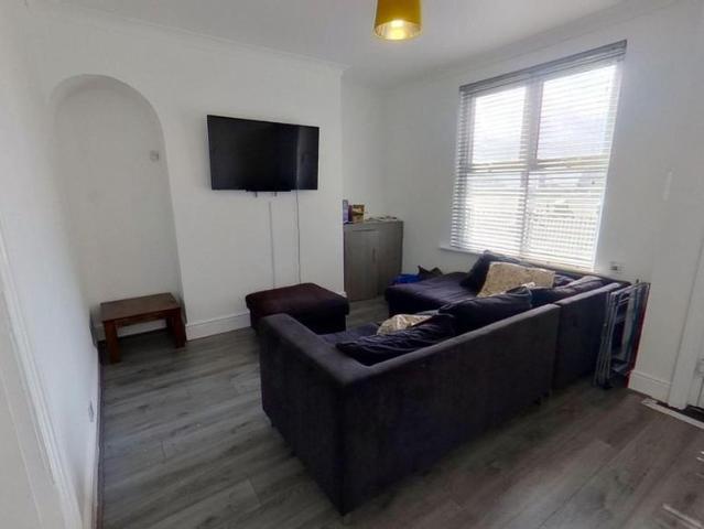 4 bedroom terraced house to rent