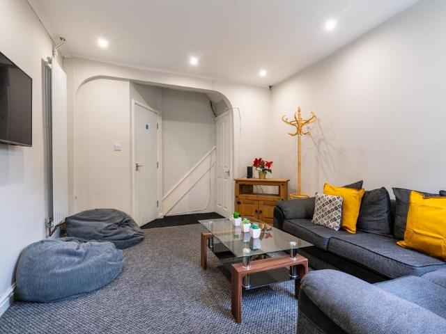 4 bedroom terraced house to rent
