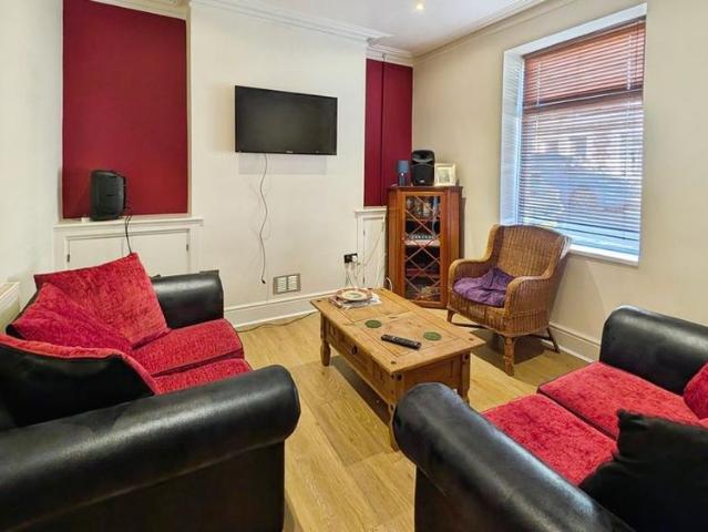 4 bedroom terraced house to rent