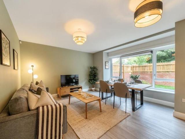 4 bedroom terraced house to rent