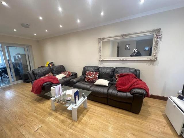 4 bedroom terraced house to rent