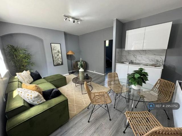 4 bedroom terraced house to rent