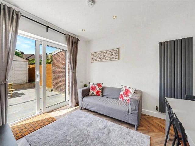 4 bedroom terraced house to rent