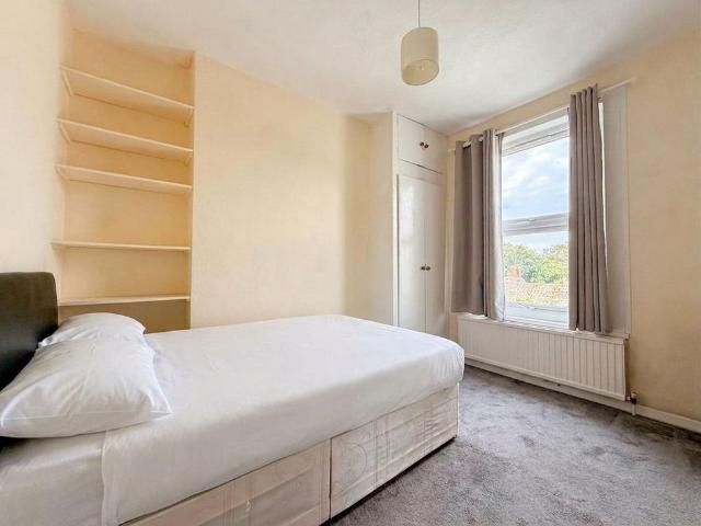 4 bedroom terraced house to rent