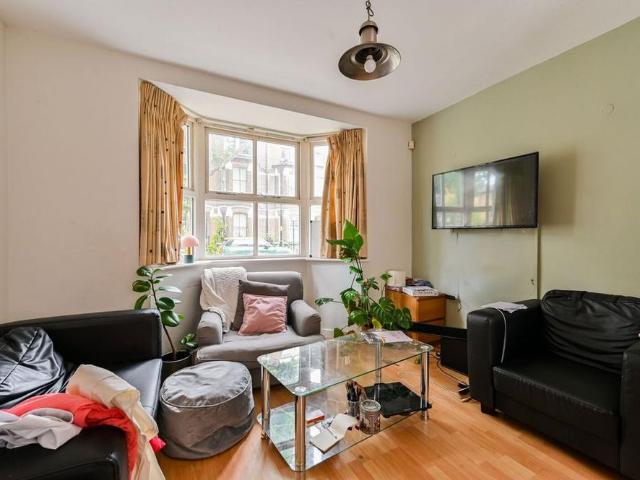 4 bedroom terraced house to rent
